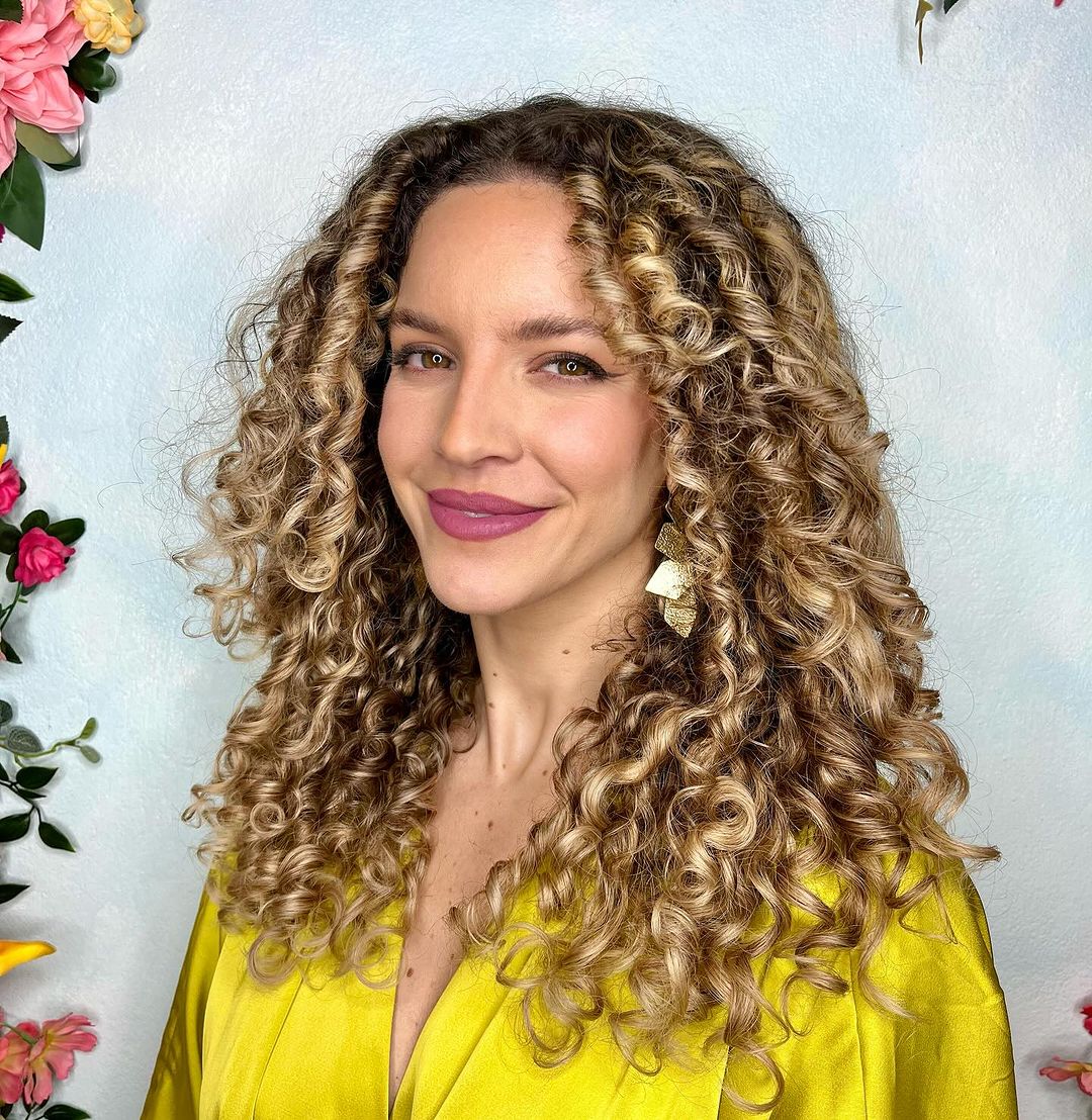 🌿💫 Los 10 Secretos para Hacer Crecer tus Rizos y Desatar su Magia 💫🌿 – omlifestyle